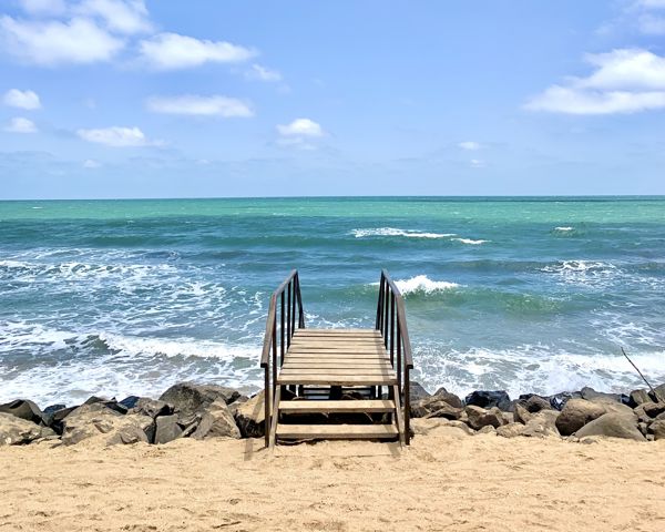 Kololi Beach in Kololi. Goedkope vakantie Gambia.